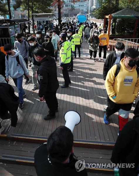 확성기 들고 안전관리 연합뉴스