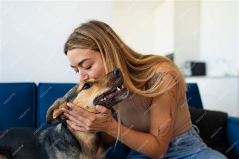 Coup Moyen Femme Baiser Chien Photo Gratuite