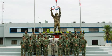 Fuerza Aérea recibe oficiales de la Escuela de Graduados de Doctrina