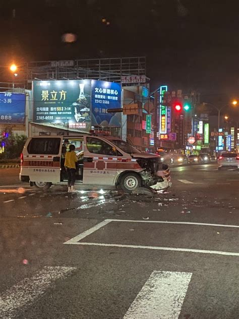 （救護車車禍片）中市救護車車禍！ 與自小客車相撞兩人受傷