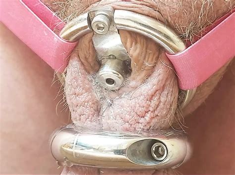 Goteando Precum De Mi Jaula De Castidad Invertida Con Las Manos Libres