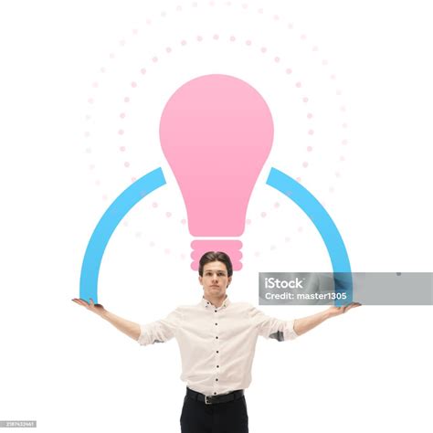 혁신 분홍색 전구를 가진 젊은 사업가 비즈니스 전략에서 혁신과 창의적인 사고를 상징합니다 컨셉 아트 18 19세에 대한 스톡 사진 및 기타 이미지 Istock
