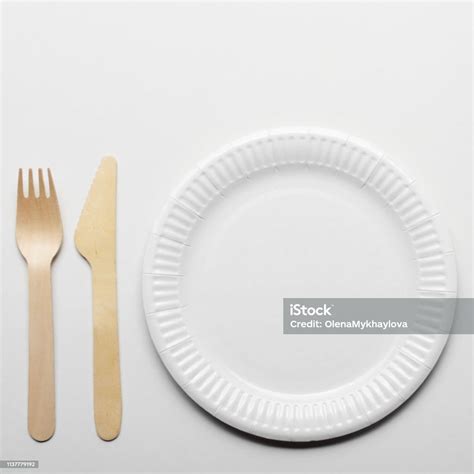 흰색 배경 근접 촬영에 나무 단일 사용 주방 용품과 종이 접시 평면도 가정 생활에 대한 스톡 사진 및 기타 이미지 가정 생활 가정 주방 가정의 방 Istock