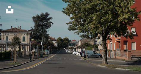 길가에 주차된 자동차가 있는 도시 거리 사진 Unsplash의 무료 도시의 이미지