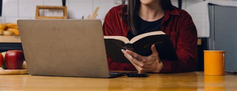 Las Alumnas Anotan De Los Libros En La Biblioteca De Chicas Asiáticas