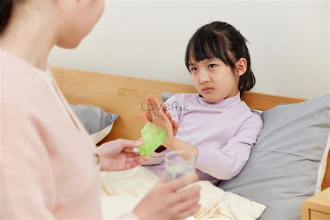 아픈 어린 소녀는 약을 복용 저항 사진 무료 다운로드 Lovepik