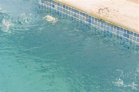 물이 튀는 디테일의 상쾌한 푸른 수영장 물 모자이크 타일과 튀는 물이 있는 수영장 코너 0명에 대한 스톡 사진 및 기타 이미지 0명 고요한 장면 굴절 Istock