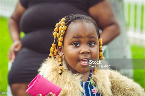 구슬과 머리띠와 사랑스러운 통통한 3 세 유아의 야외 초상화 땋은 머리에 대한 스톡 사진 및 기타 이미지 땋은 머리 2 3 살 검정 머리 Istock