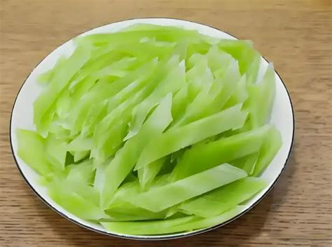 分享莴笋的5种最佳搭配做法，润肠养肝，美味下饭，家人都爱吃