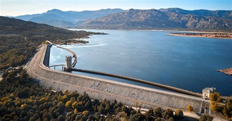 ¿Por qué hay una torre en el embalse de Santillana?