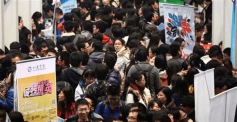 七成35岁以上职场人职业晋升停滞，高精尖行业职场人更不易被取代腾讯新闻