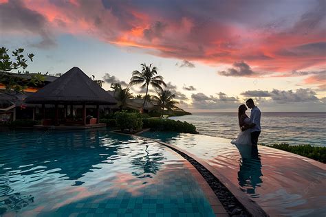 전망대와 무성한 녹지가있는 고급 리조트 열대 바다가 내려다 보입니다 열대 낙원 바다 위의 일몰 인피니티 풀 배경 일러스트 및 사진 무료 다운로드 Pngtree