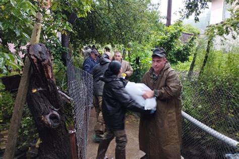Военнослужещи помагат на бедстващите при наводнението в Берковица Снимки