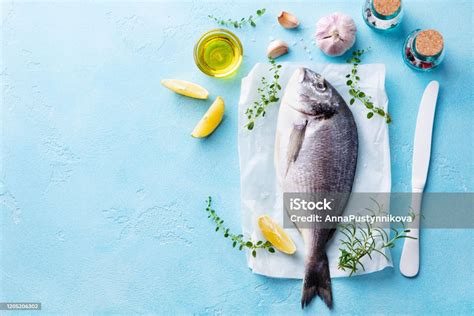 요리 재료와 원시 도라도 물고기 블루 스톤 배경입니다 맨 위 보기 공간을 복사합니다 건강한 식생활에 대한 스톡 사진 및 기타
