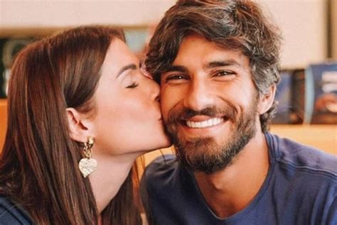 Ex marido de Deborah Secco apaga indireta postada após fim de