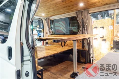 トヨタ「黒顔ハイエース」実車公開！ ウッド内装がめちゃ「オシャレ」！ 家族で寝られる丸目レトロ車中泊カー「gmlvan V 01」とは