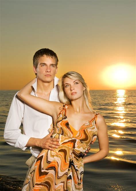 Jeunes Couples Dans Lamour Image Image 6424634