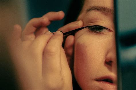 5 Cara Membuat Mata Tampak Lebih Tajam Dengan Eyeliner