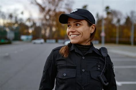 Retrato De Policial Feminina Sorridente Na Rua Olhando De Lado