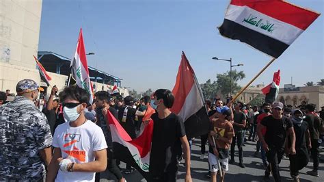 فيديو صدامات بين المتظاهرين وقوات الأمن في ساحة التحرير وسط بغداد