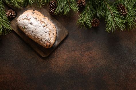 상록 가지와 원뿔크리스마스 테두리 Xmas 인사말 카드 위에서 볼 수 있습니다 0명에 대한 스톡 사진 및 기타 이미지 0명
