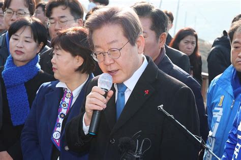 S Korea Opposition Leader In Icu After Knife Attack Amid Calls For