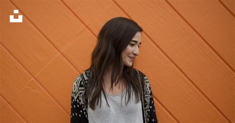 흑백 물방울 무늬 긴팔 셔츠와 회색 데님 청바지를 입은 여자 사진 Unsplash의 무료 산타모니카 이미지