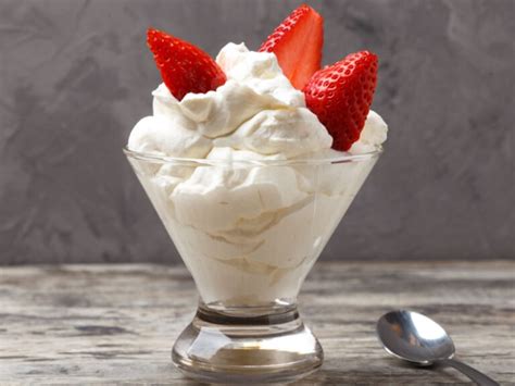 Cool Whip Vs Whipped Cream Whats The Difference Insanely Good