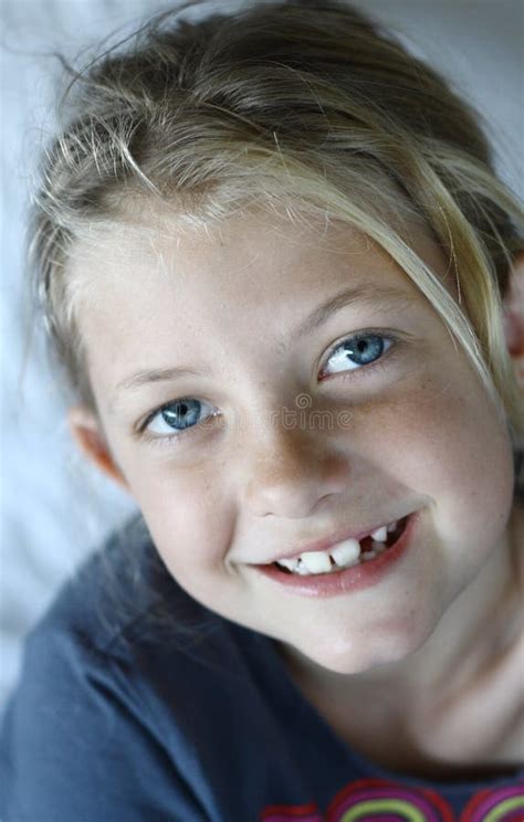 Sourire Heureux De Fille Image Stock Image Du Dents Caucasien 5740489