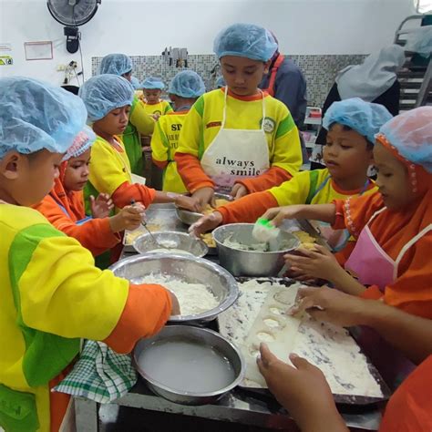 Foto Outing Class Kunjungan Sekolah • Makanan Rumahan Dalam Kemasan