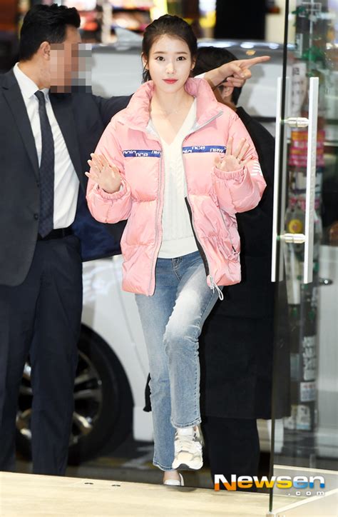아이유 ‘홍대 들썩인 등장 포토엔hd 손에 잡히는 뉴스 눈에 보이는 뉴스 뉴스엔