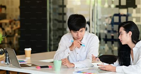 태블릿을 가진 젊은 전문 디자이너 팀은 현대적인 사무실에서 함께 아이디어를 논의합니다 사진 Unsplash의 젊은 부부 이미지
