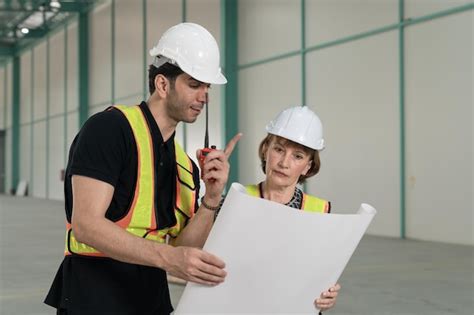 Premium Photo Engineer And Female Supervisor Discussing A Project Plan At A Construction Site
