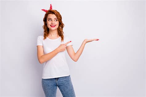 그녀의 초상화 그녀 좋은 매력적인 사랑스러운 사랑스러운 사랑스러운 쾌활한 쾌활한 호기심 소녀 손에 들고 새로운 참신 광고 광고 밝은 흰색 파스텔 색상 배경을 통해 고립 T