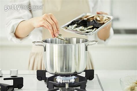 요리 음식상태 요리하기 음식준비 냄비 끓이기 국물 Subfood 가스스토브버너 생활용품 건강식 이미지 Jv11975428 게티이미지뱅크
