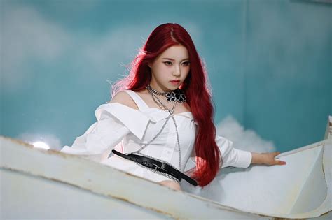221026 Nmixx Twitter Update 2nd Single Dice Mv Behind Photo