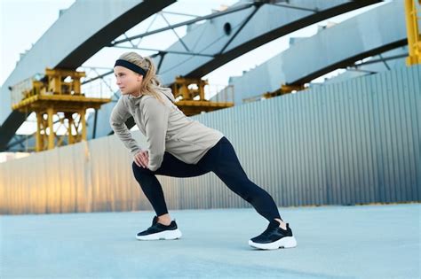 Mujer Rubia En Forma Joven En Ropa Deportiva Haciendo Ejercicio Físico