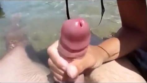 La Coppia Fa Sesso Su Una Spiaggia Isolata