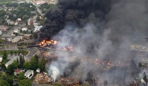 รถไฟบรรทุกน้ำมันตกรางในแคนาดาดับ1