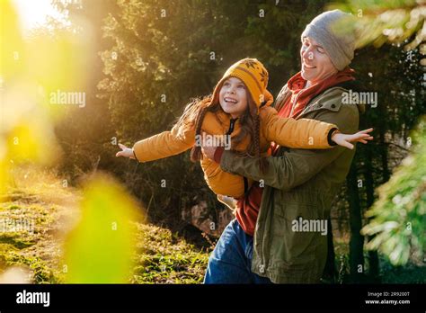Père portant sa fille dans les bras Banque de photographies et dimages
