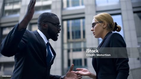 상사를 공격 하려고 여성 사무실 노동자 인종 및 성 차별 남용 검은색에 대한 스톡 사진 및 기타 이미지 검은색 기업