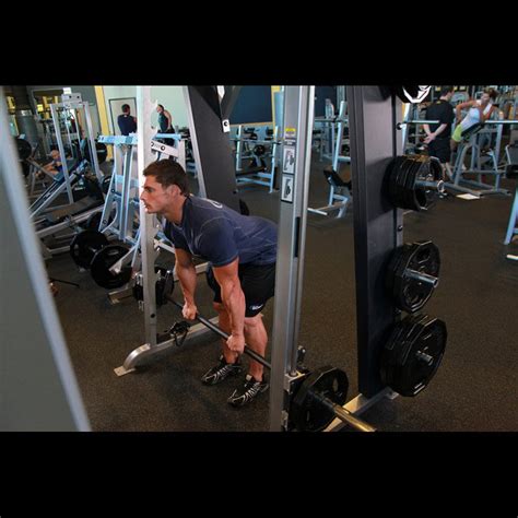 Становая тяга на прямых ногах в тренажёра Смита Каталог упражнений Бодибилдинг и фитнес бикини