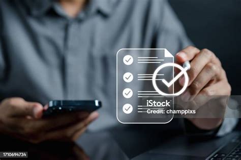 온라인 설문조사 작성 및 디지털 양식 체크리스트 품질 검사 개선 표준화 인증 규정 서비스 및 표준 준수 개념에 대한 스톡 사진 및 기타 이미지 Istock