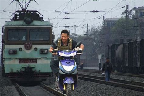 吴京骑电动车片场巡视 网友p图恶搞变买家秀 图吴京凤凰财经