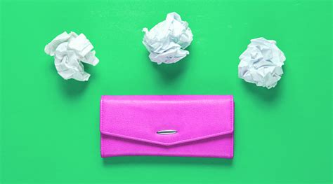 최소한의 개념 구겨진 종이 공 파란색 배경에 핑크 가죽 지갑 0명에 대한 스톡 사진 및 기타 이미지 0명 가죽 개인 장식품 Istock