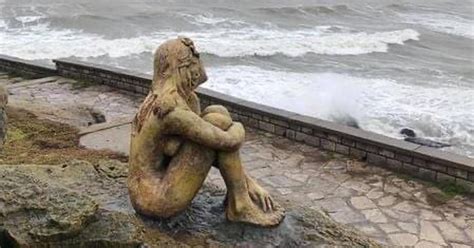 Misterio en Mar del Plata por una escultura anónima que apareció frente a la costa Infobae