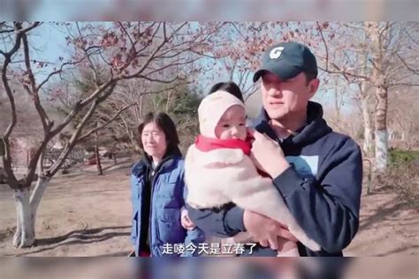 李亚鹏疑复刻与前妻婚纱照，再读送王菲情诗引热议，被怒斥蹭热度