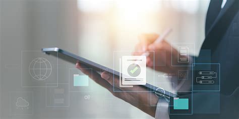 사무실 문서 감사 개념을 보여주는 회계사 검토 프로세스 계획 및 정확성 평가 조직의 중요한 문서 저장 관리 문서 시스템 회계사 감사 문서 디지털 화면에 대한 스톡 사진 및