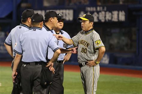 阪神・岡田彰布監督が猛抗議した九回のプレー 審判団は「妨害とは映らなかった」「3分超えたところで、遅延行為で退場になりますよってことは伝えまし