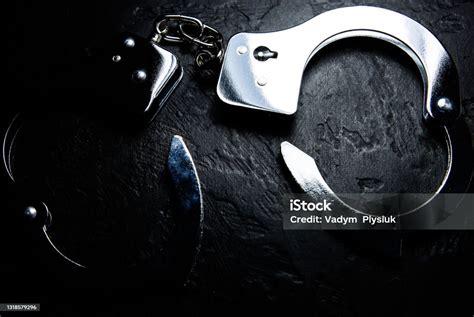 검은 색 배경에 경찰 금속 진짜 수갑 범죄와 강도 감옥 개념 0명에 대한 스톡 사진 및 기타 이미지 0명 강철 개념 Istock